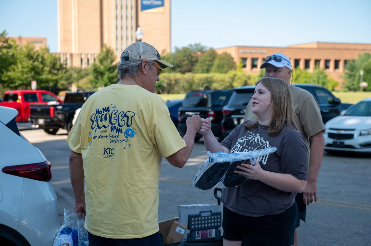 First-Year Students Move Onto Campus Carrying Belongings, Excitement ...